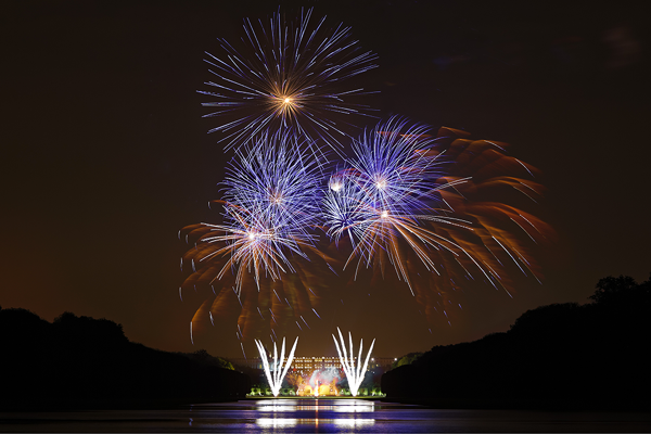 Musical fountain show by night at Versailles palace | Paris to ...
